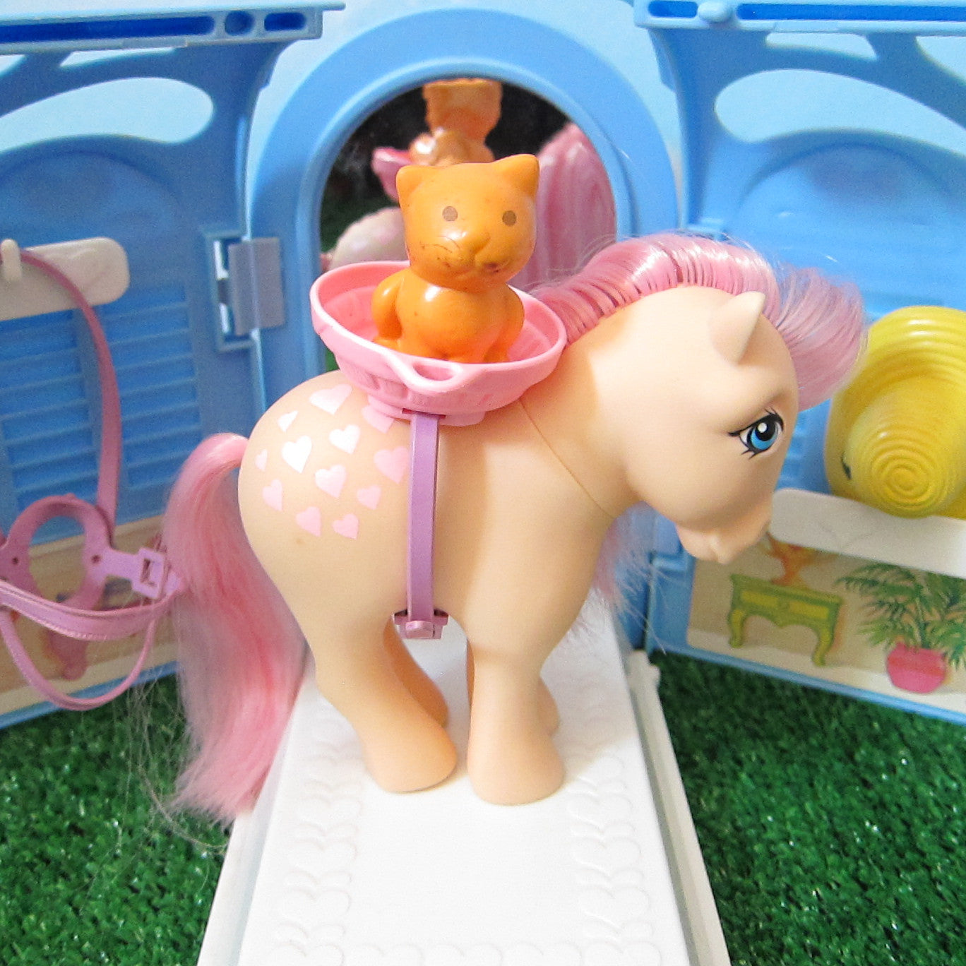 Pretty Parlor My Little Pony 1983 Playset with Peachy & Accessories ...